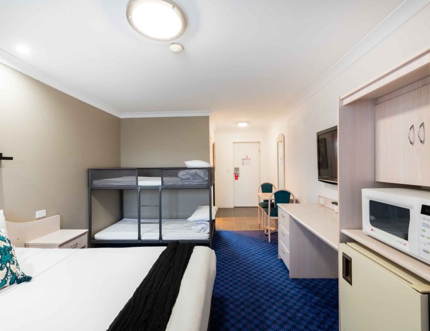 Spacious One Bedroom Hotel Room Near Canberra - Golden Age Motor Inn